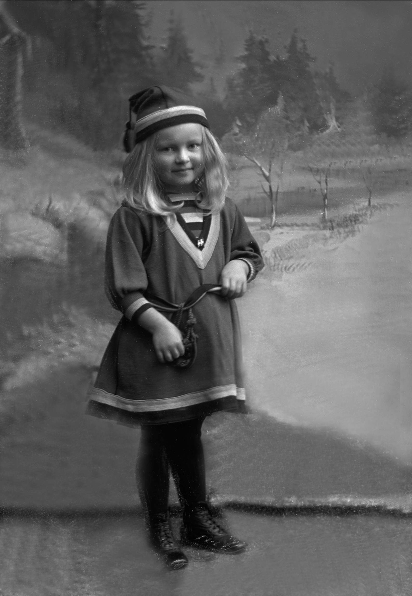 Portrett, pike i samisk inspirert drakt. - Norsk Folkemuseum ...