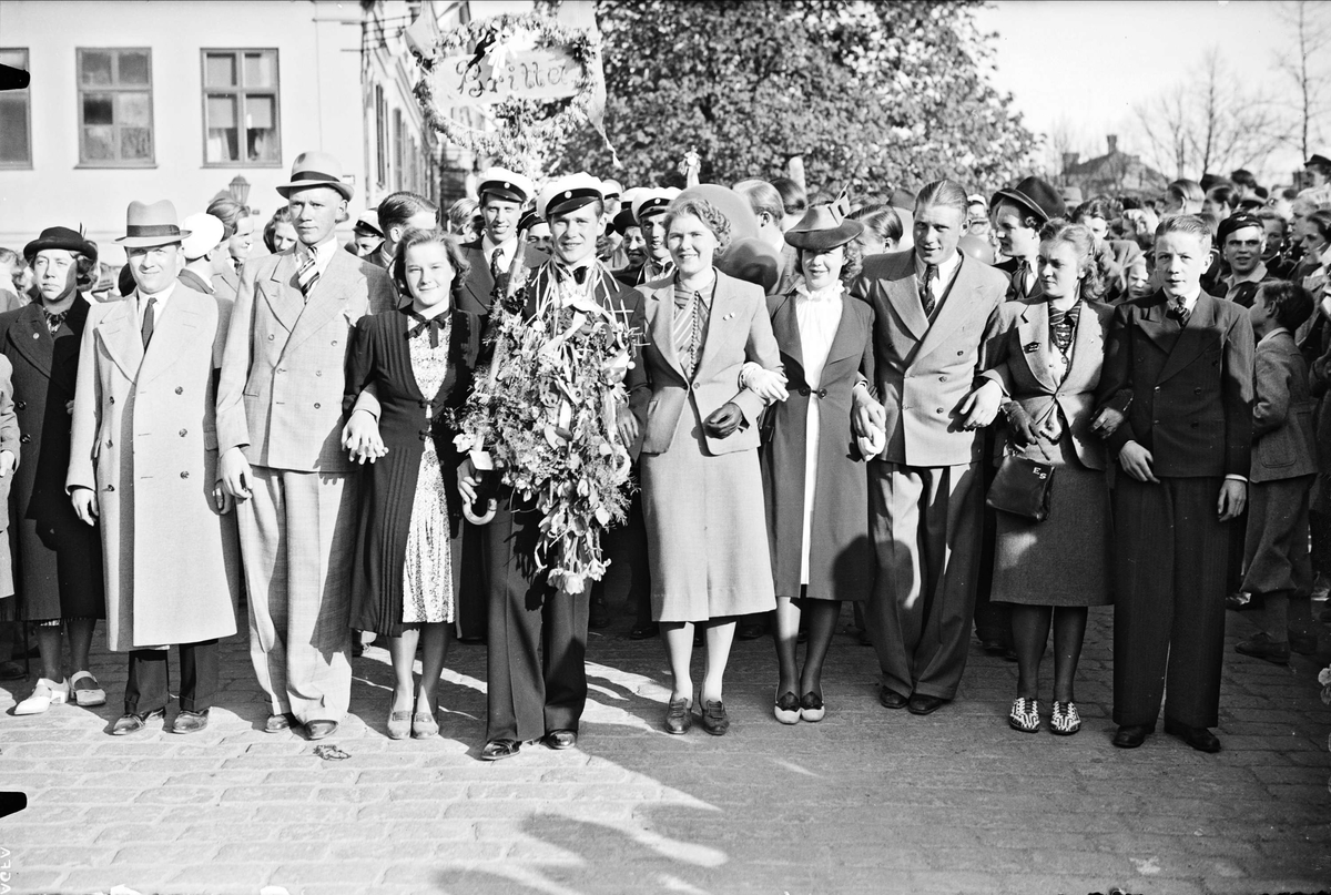 Studentfirande på Gamla torget och Östra Ågatan, Uppsala 1939 ...
