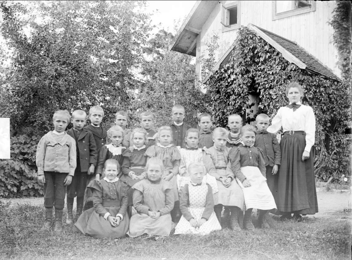 Skolklass i Bärby småskola, Locksta, Funbo socken, Uppland ...