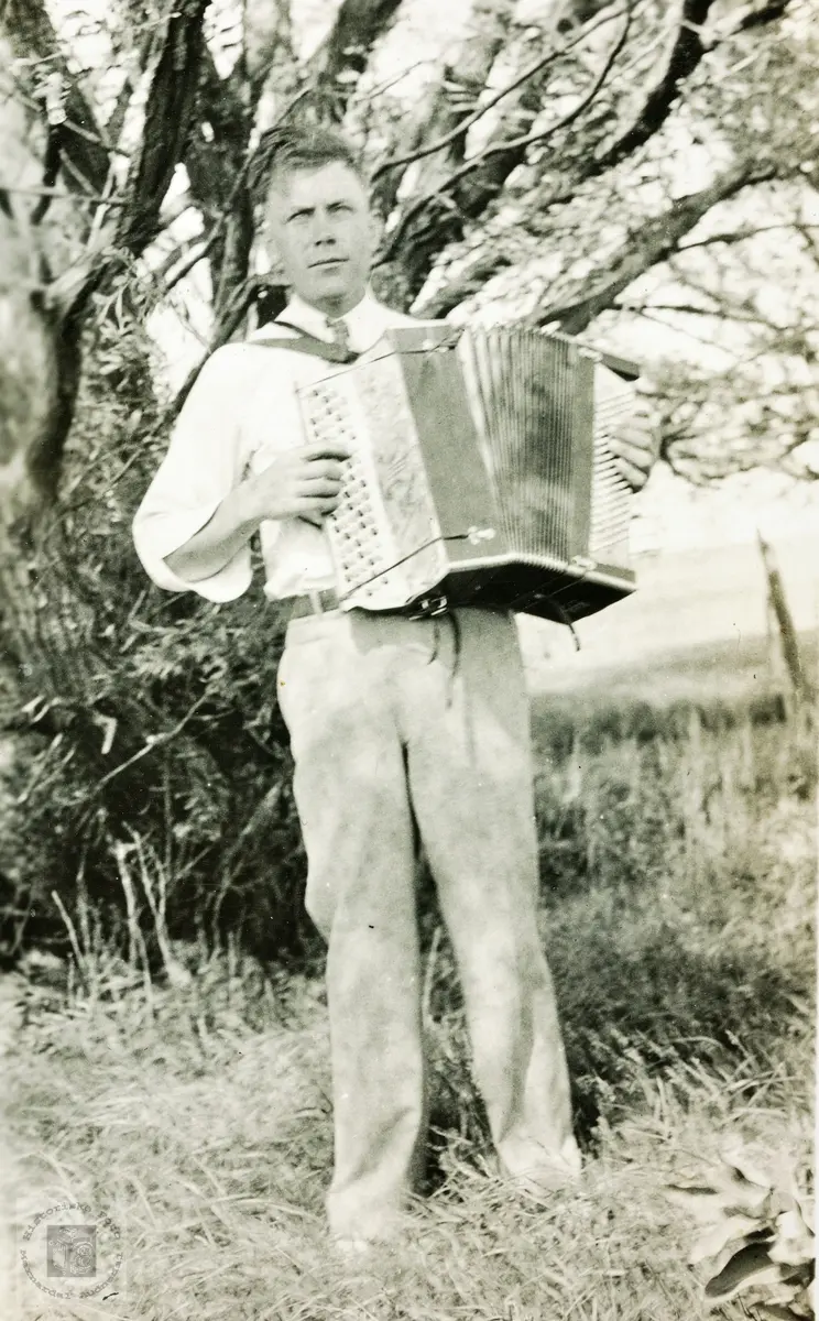 Portrett av Simon byremo med trekkspill. Grindheim USA. - Historiske ...