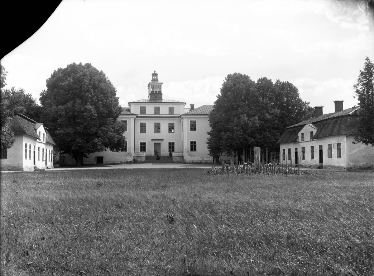 Haga slott, tre personer på trappan, Svinnegarns socken, Uppland, vy ...