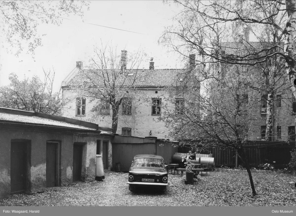 bakhage, bakgårdsbygninger, bil, parafinfat, søppelkasse, bygårder ...