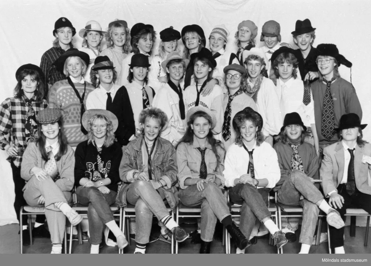 Klassfoto från Kvarnbyskolan, 1988. - Mölndals stadsmuseum / DigitaltMuseum