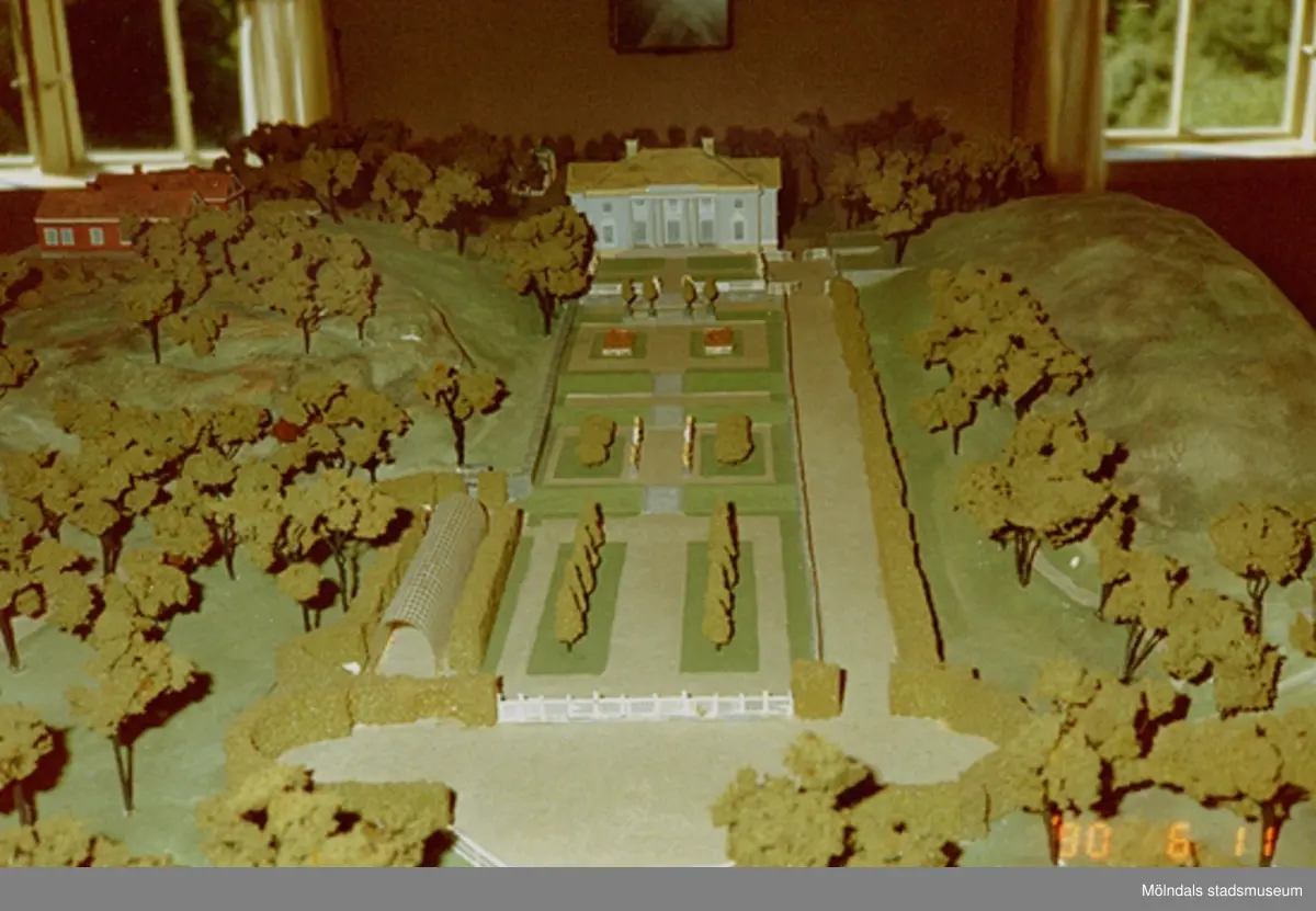 Närbild på modell av Gunnebo slott och trädgård, juni 1990. - Mölndals ...