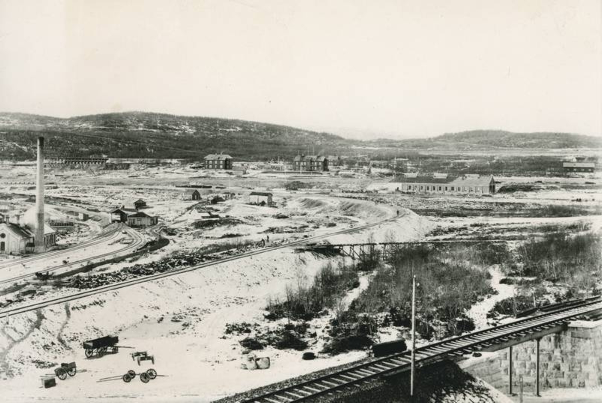 Gamle Narvik. med Narvik gård midt på bildet. Fremst i bildet ...