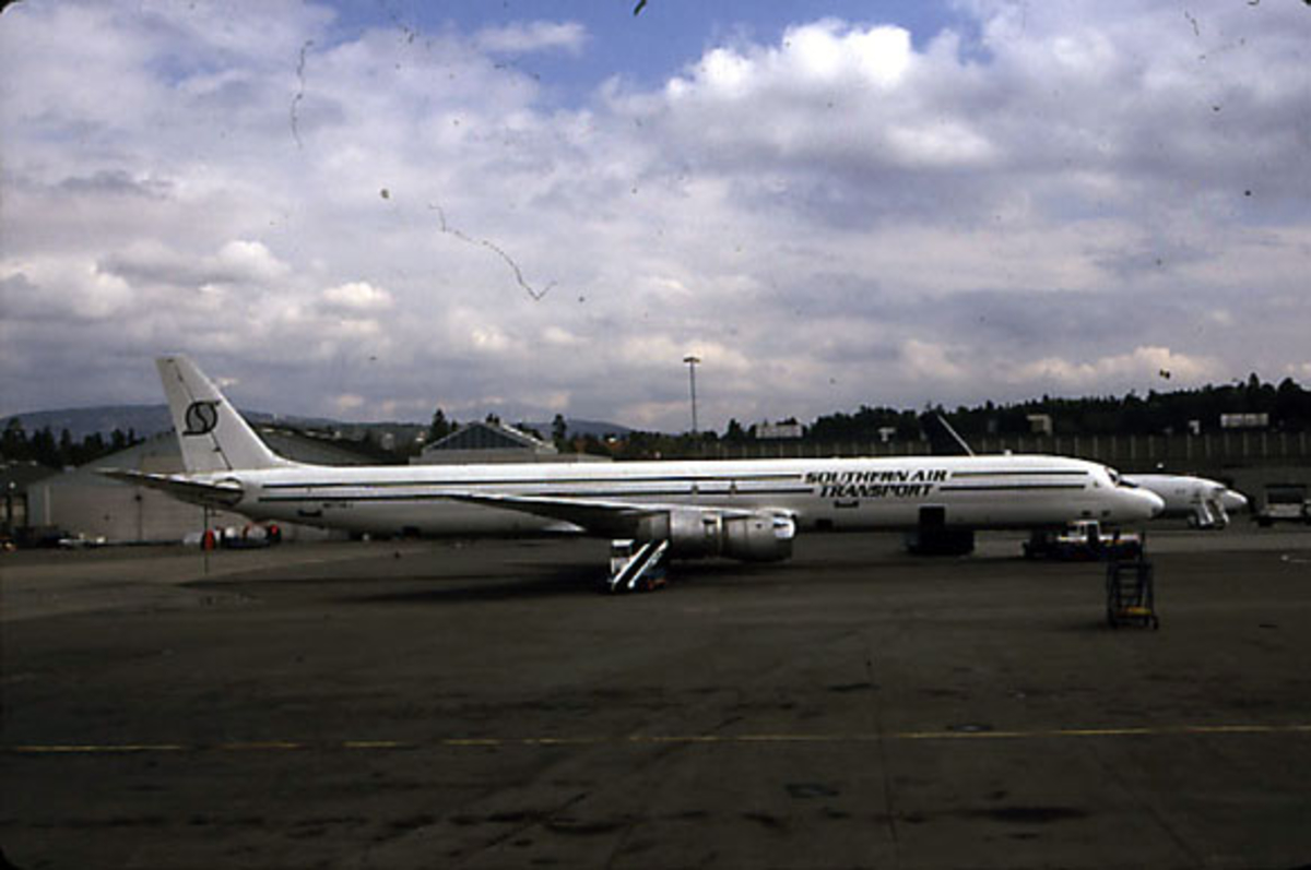 Lufthavn, 1 fly på bakken, N875SJ DC.8 - 73F . Sett fra siden. - Norsk ...
