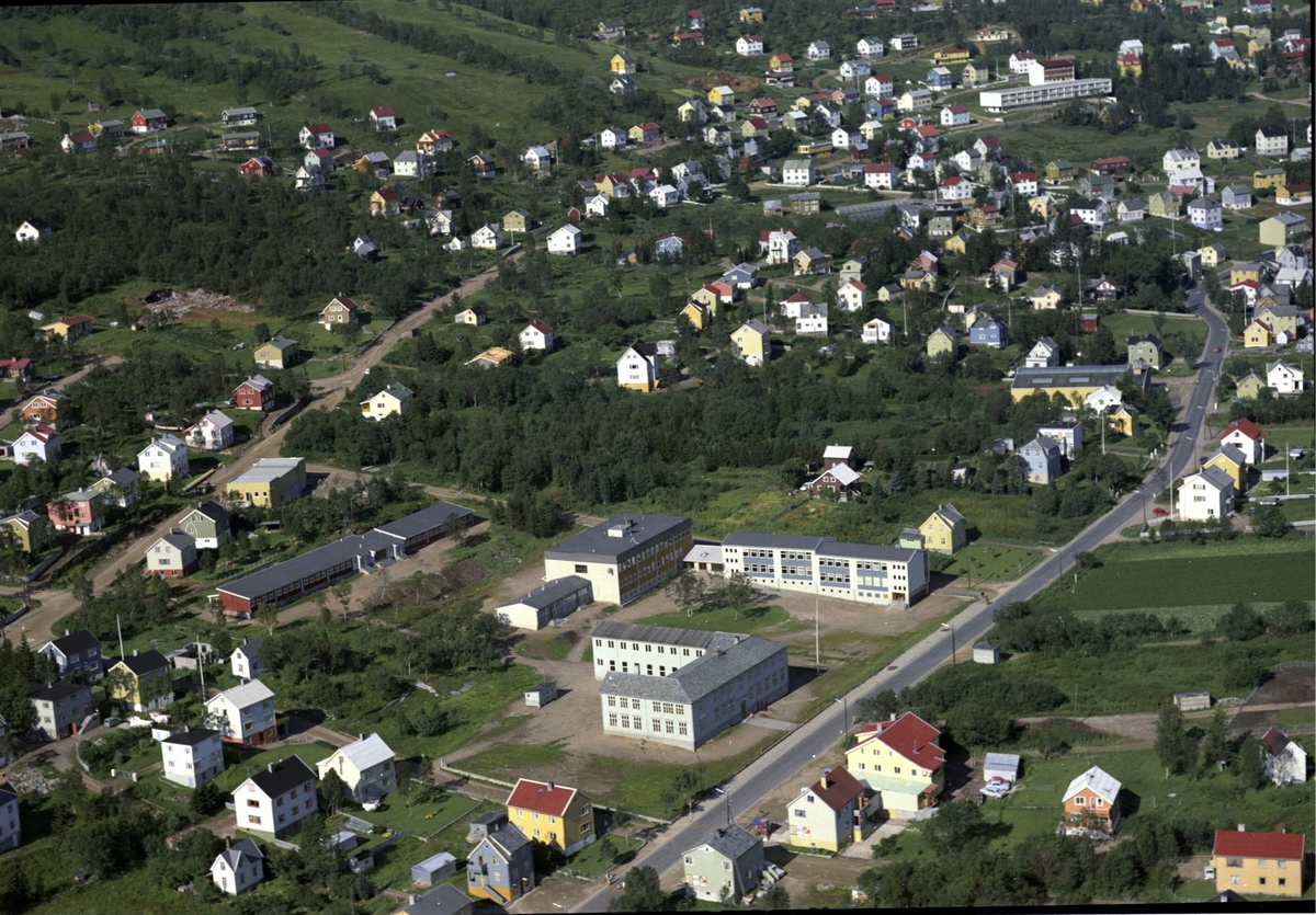 Flyfoto av Seljestad skole. - Sør-Troms Museum / DigitaltMuseum