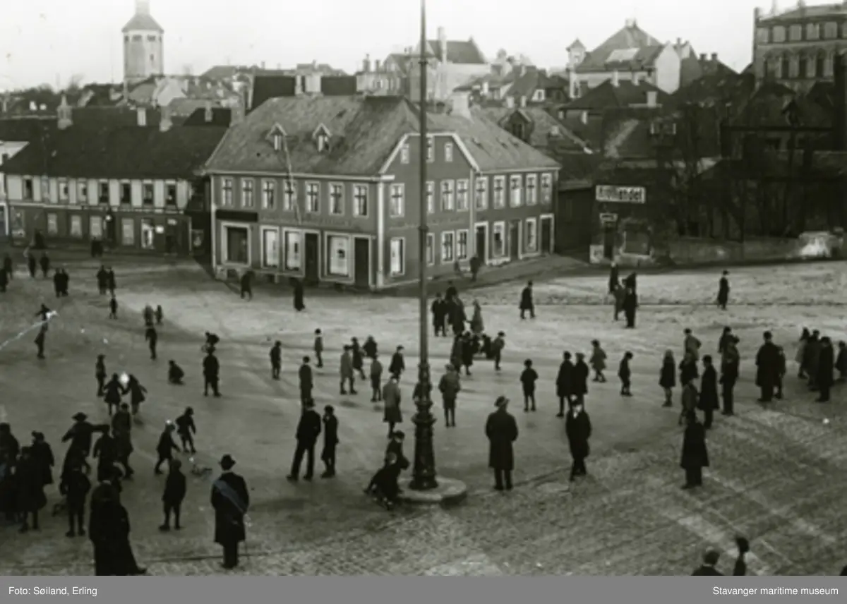 Torget i Stavanger ca 1910-1920. Midt i motivet ligger Torvets kolonial ...