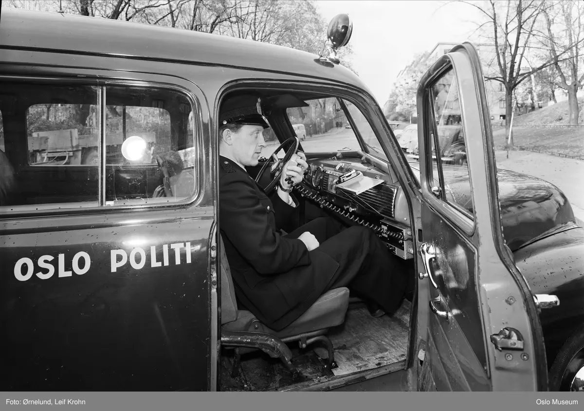 Politibil i Akersveien. - Oslo Museum / DigitaltMuseum