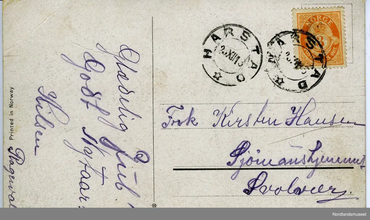 Postkort med nasjonalromantisk motiv. To kvinner i bunad sitter ute på ...