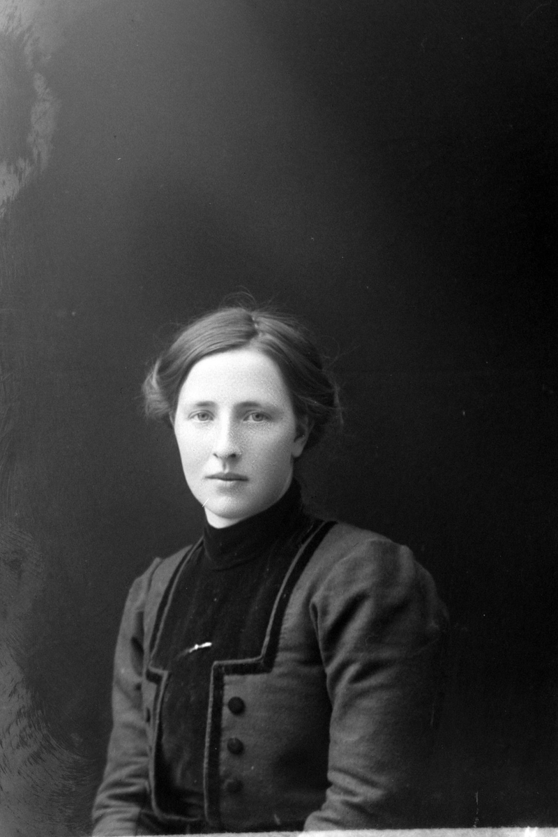 Studioportrett i halvfigur av Helga Olsen. - Sør-Troms Museum ...