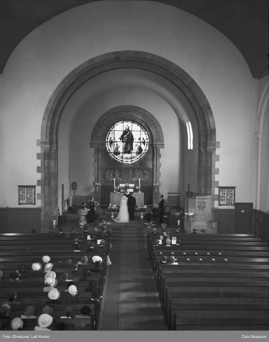 Frogner kirke, interiør, bryllup, brudepar, prest, benkerader, gjester ...