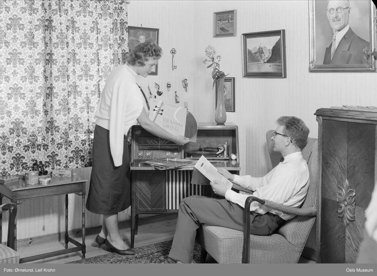 bolig, interiør, stue, platespiller, klassiske LP-plater, mann, kvinne ...