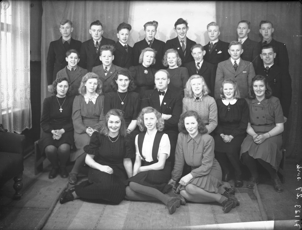 Gruppebilde - Skjold framhaldsskule. Første rad i midten er Johanna ...