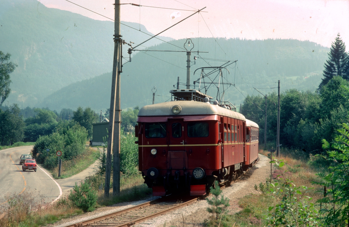Hardangerbana. Tog Granvin - Voss med NSB elektrisk motorvogn type 64 ...