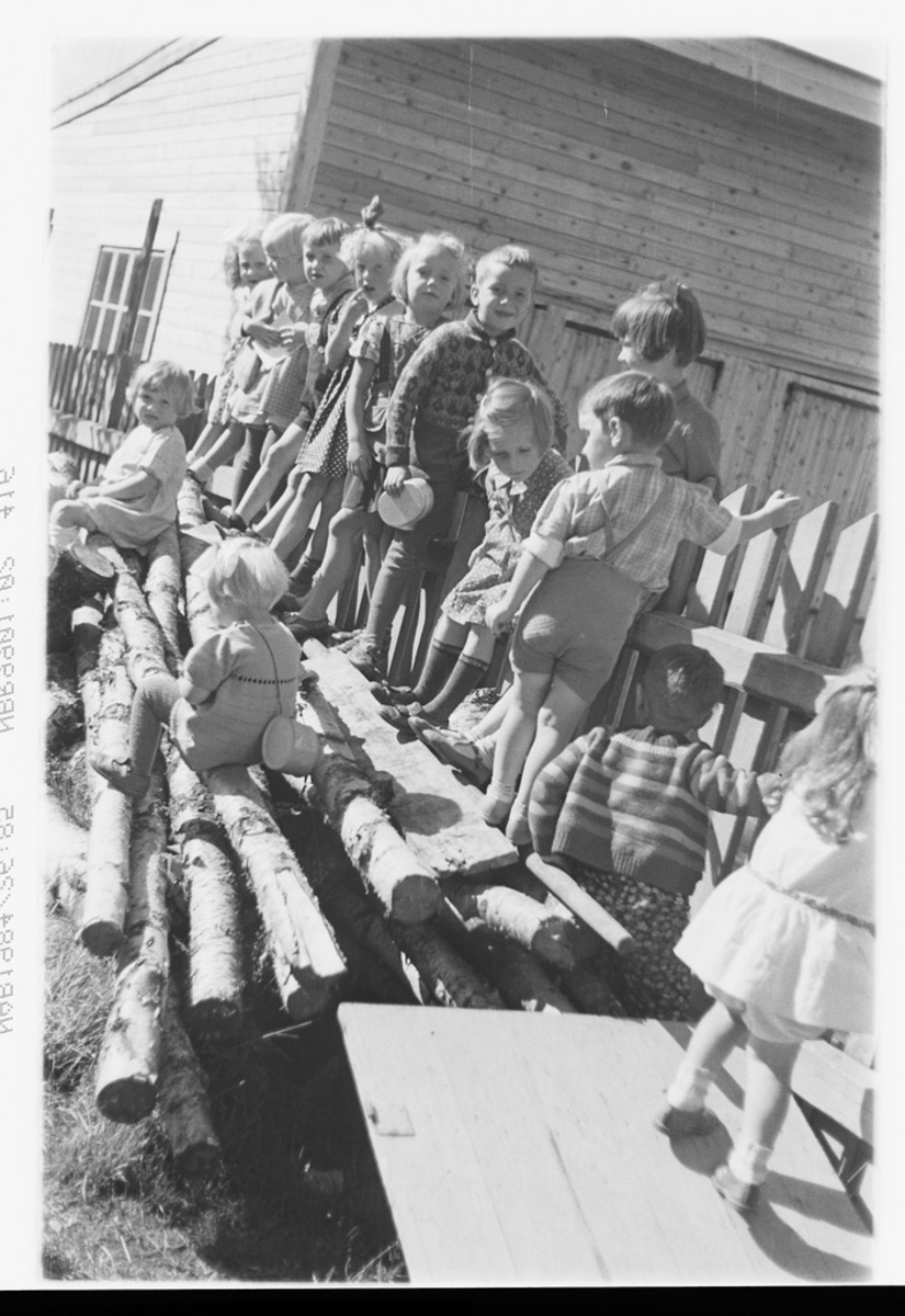 Røde kors. Barnas Hus - Barn på bjørkestranger. - Museum Nord ...