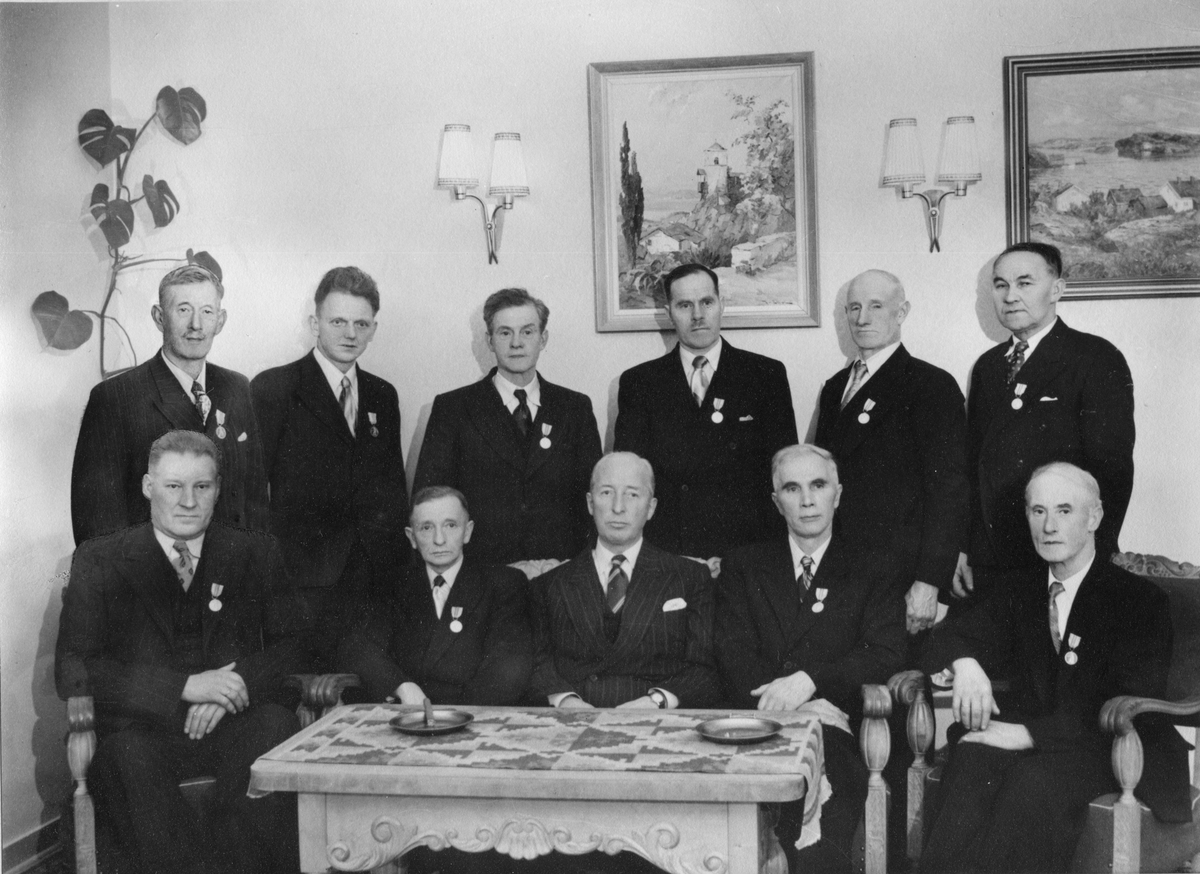 Medaljeutdeling for ansatte ved sildoljefabrikken i Spjutvika, Sortland ...