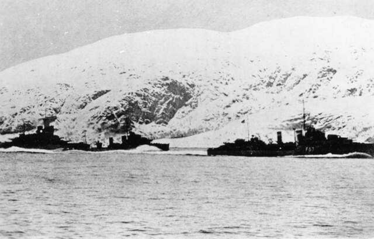 Krigsskip Angrep på Narvik 1940. Warspite? med jagere inn Ofotfjorden ...