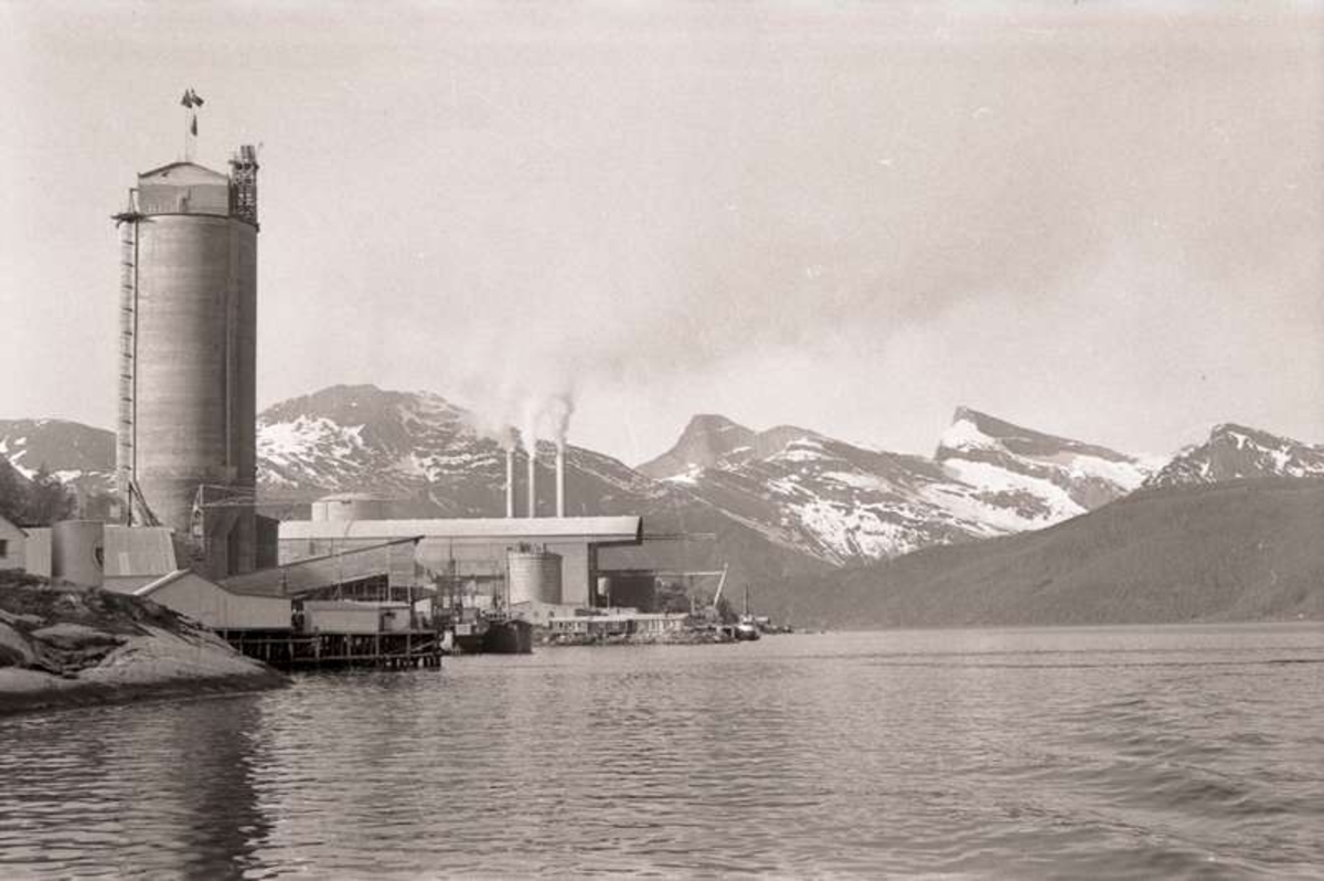 Norcem sementfabrikk, Kjøpsvik. Silo. - Museum Nord / DigitaltMuseum
