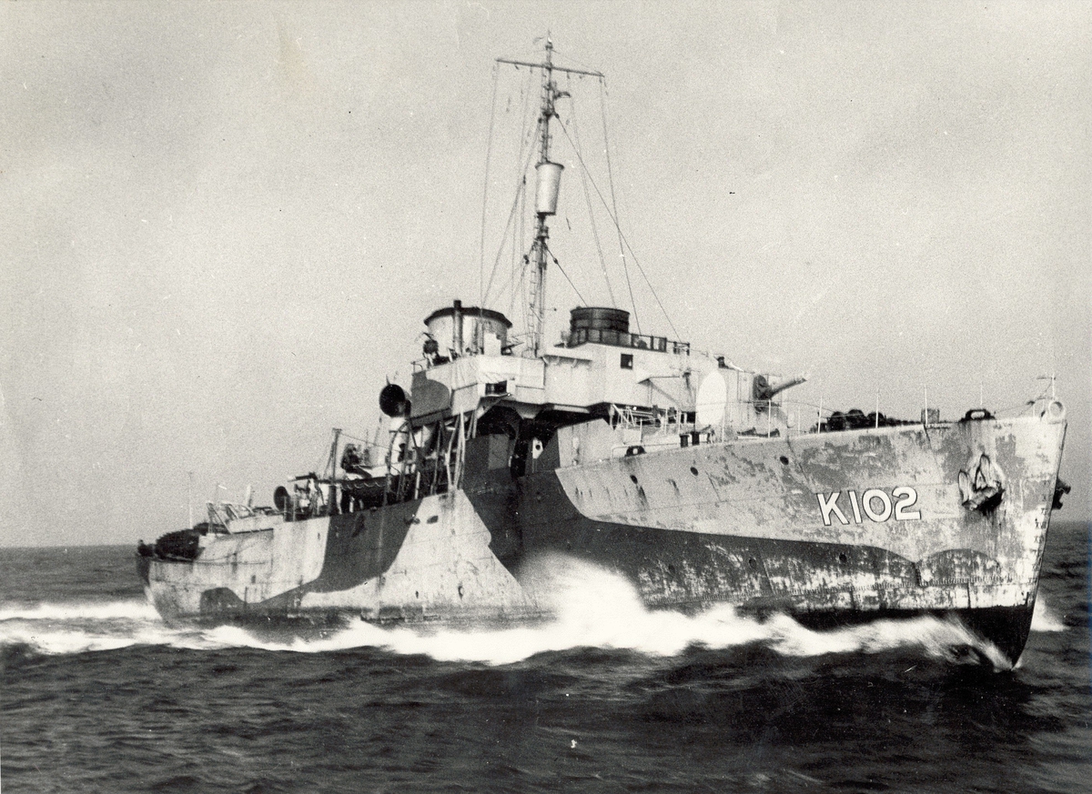 Motiv: Flower kl. korvett Rose (K102). 45Grader styrbord baug ...