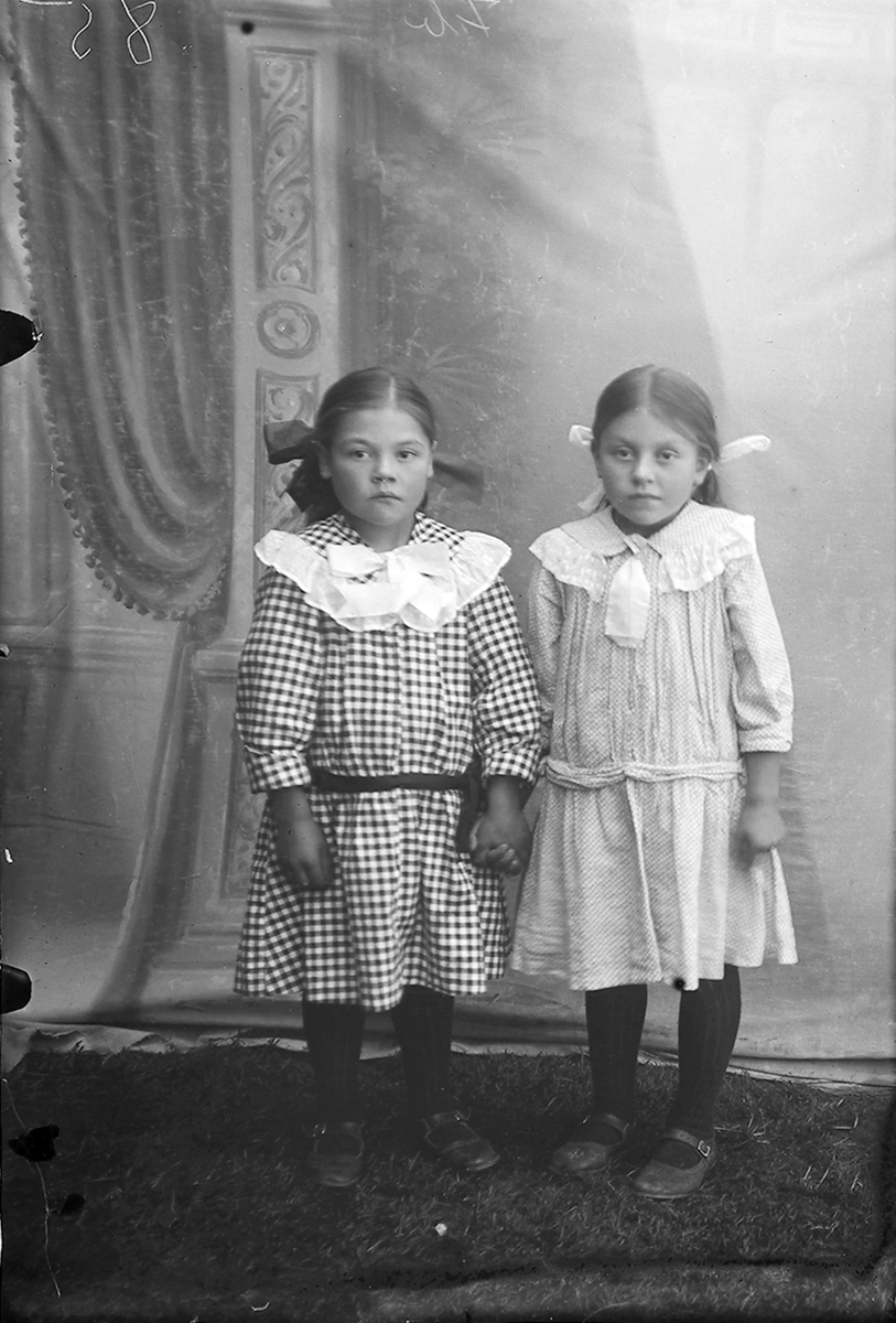 Portrett.Gildeskål. Skålsvik. Søstrene fra v.: Åsta Pedersen og Ruth ...