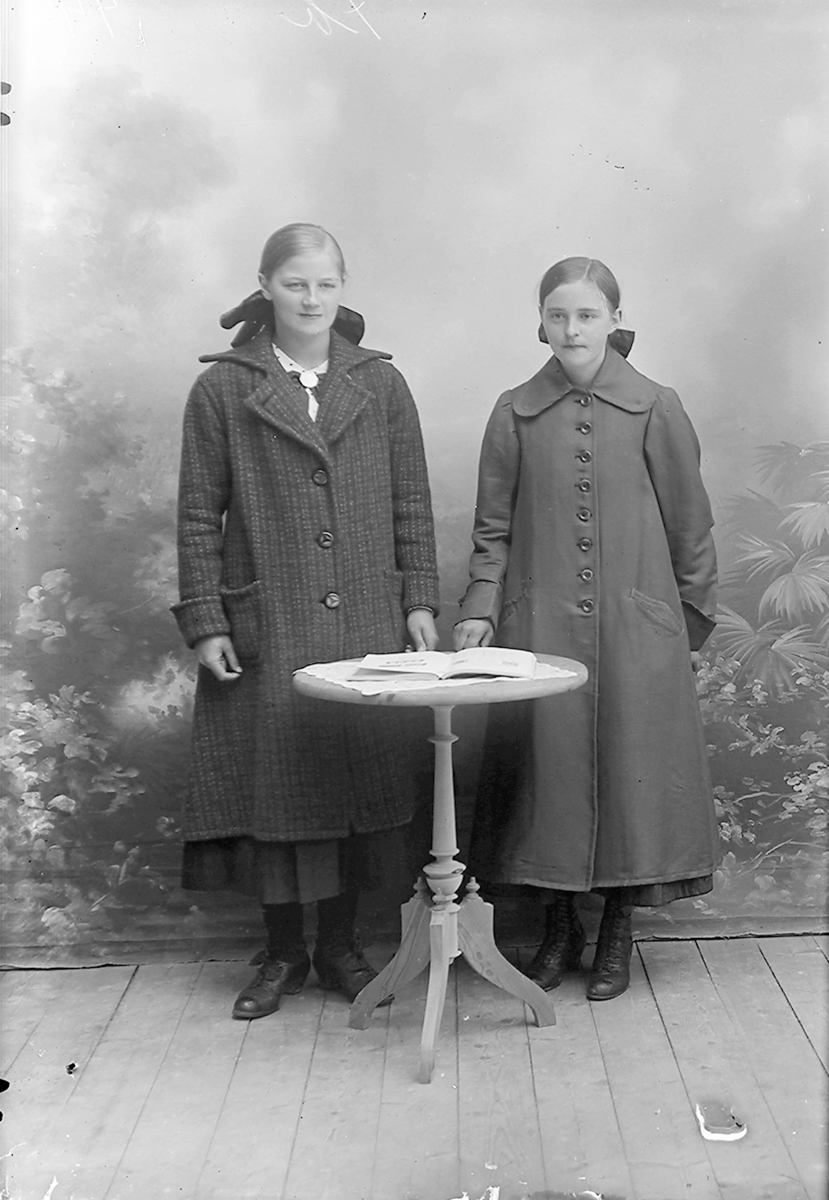 Portrett. Gildeskål. Skålsvik. Fra v.: Solveig Sejnæs og Aagot Pedersen ...