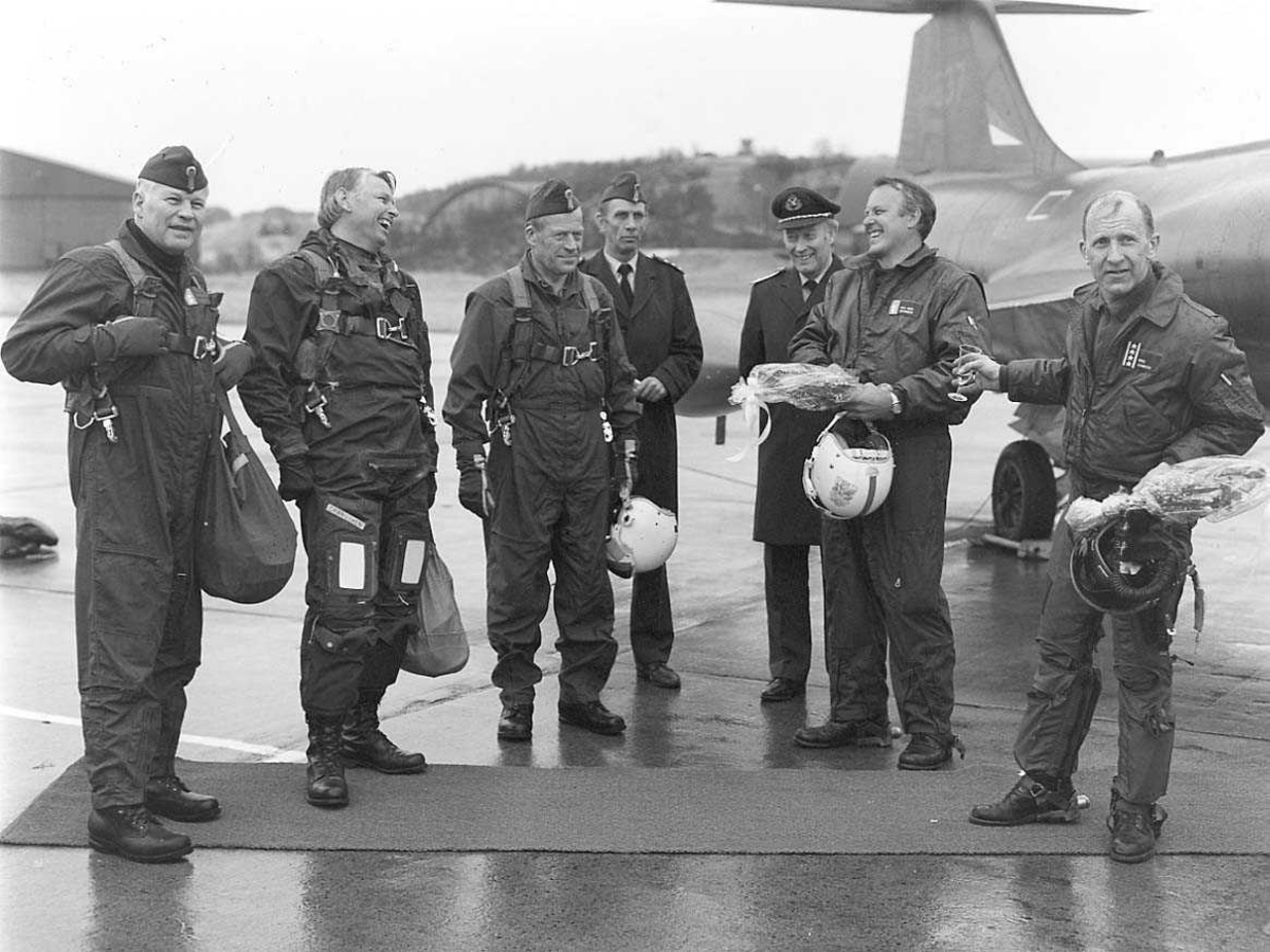 Utfasingen av CF-104 Starfighter pågår, og her sees 7 personer som ...