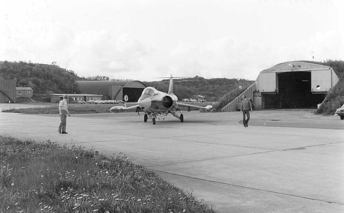 En person holder tale. Dette er ifm at 334 skvadron feirer 30 års ...