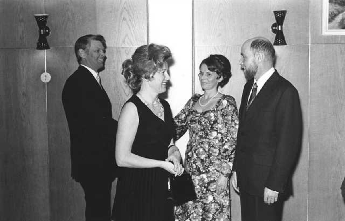 4 personer i en bygning. - Norsk Luftfartsmuseum / DigitaltMuseum