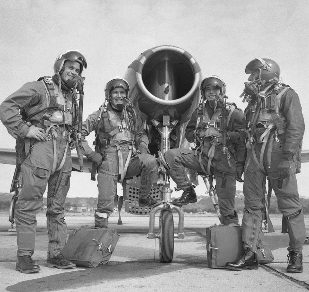 4 flygere fra 334 skvadron, Bodø flystasjon oppstilt ved et jagerfly ...