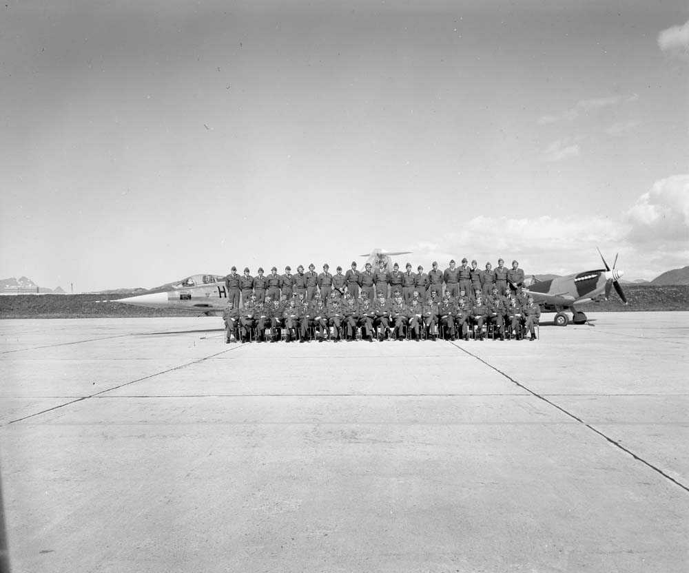 Gruppefoto av personellet ved 331 skvadron, Bodø flystasjon. Nr. 11 fra ...