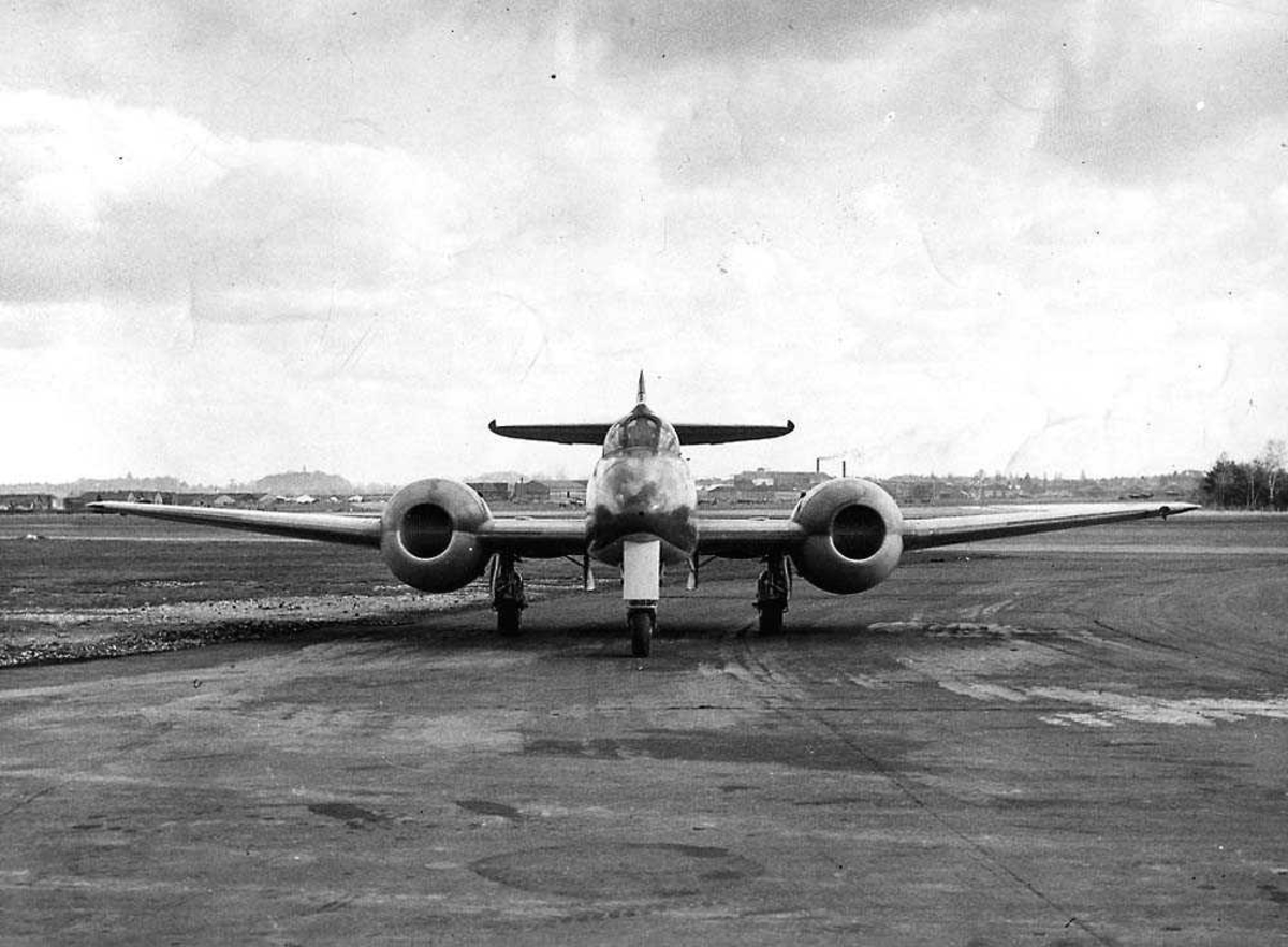 Lufthavn. Ett fly på bakken. Gloster Meteor (prototype). - Norsk ...