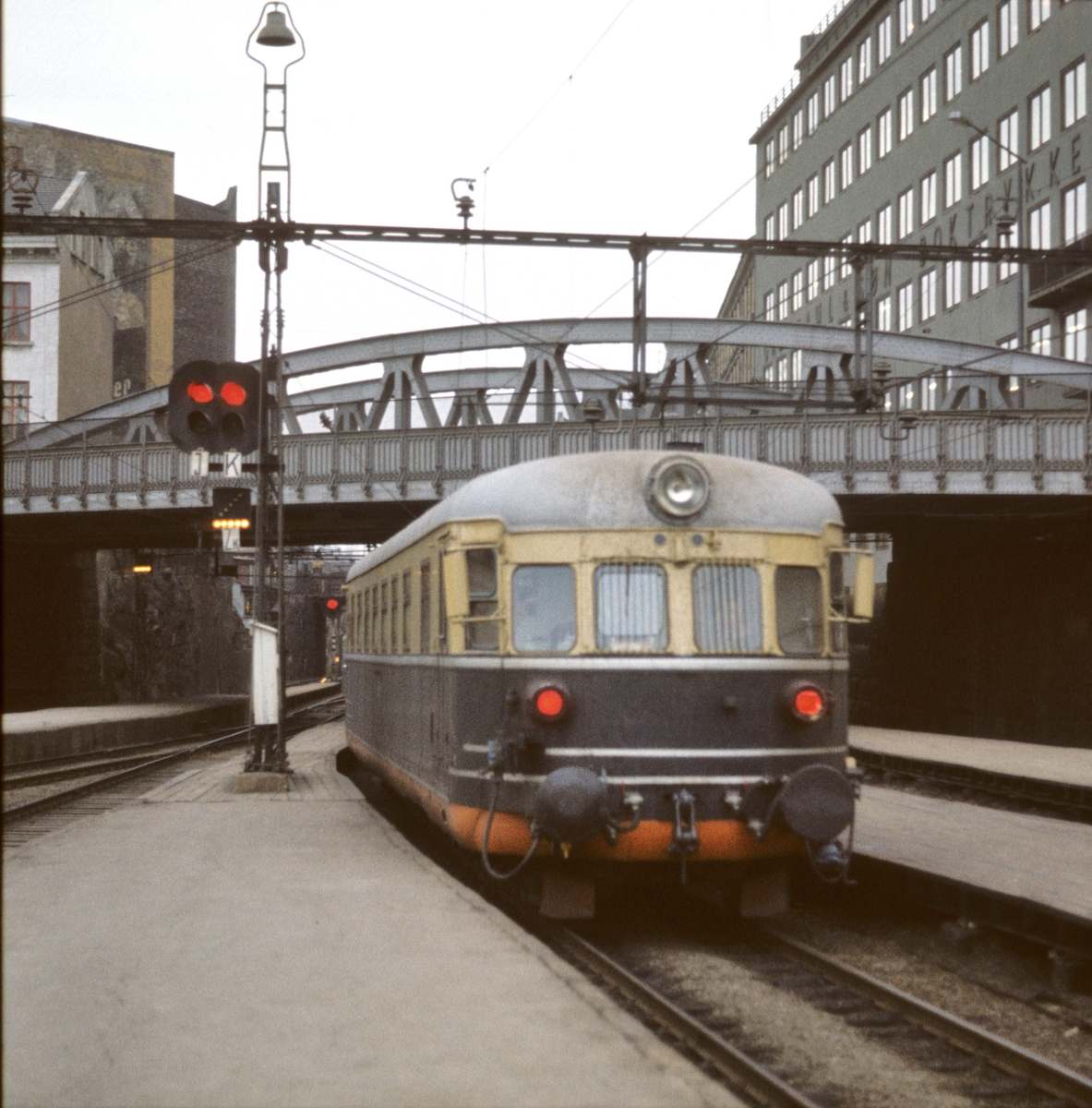 NSB elektrisk snøggtog, lyntog, ekspresstog, type 66 på vei ut fra Oslo ...