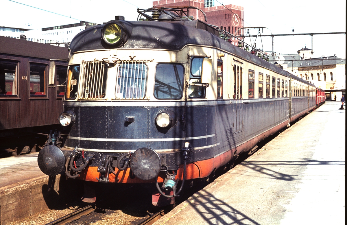 Elektrisk motorvognsett type 66 (lyntog) på Oslo V. Motorvogn BM 66 01 ...