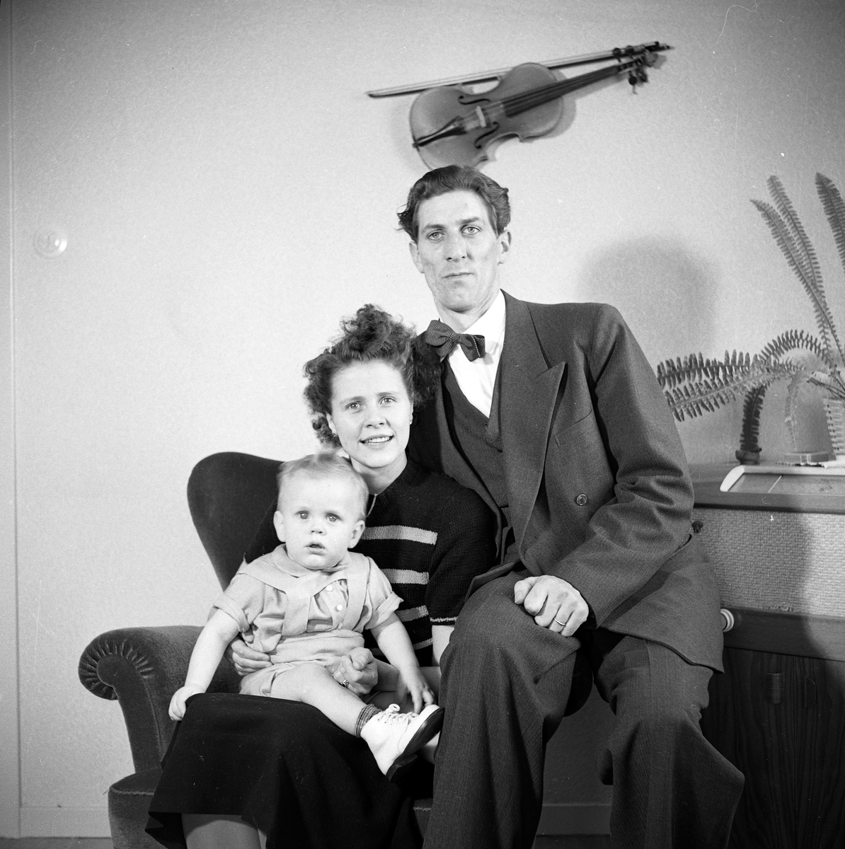 Claes och Ingrid Pettersson med sonen Håkan i knät bodde på Kanalgatan ...