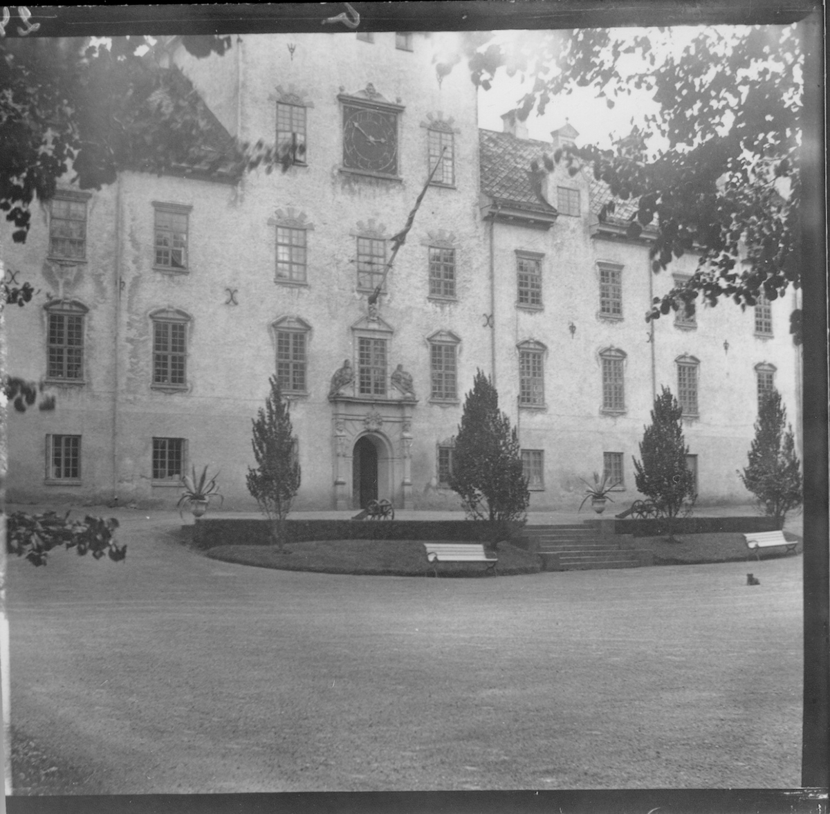 Kobergs slott. Exteriör. Del av park. Lagmansered - Vänersborgs museum ...
