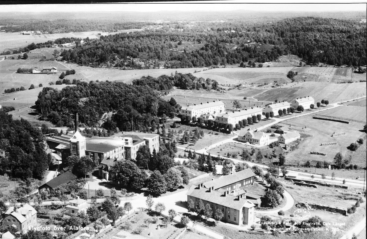 Flygfoto över Alafors Väveri - Vänersborgs museum / DigitaltMuseum