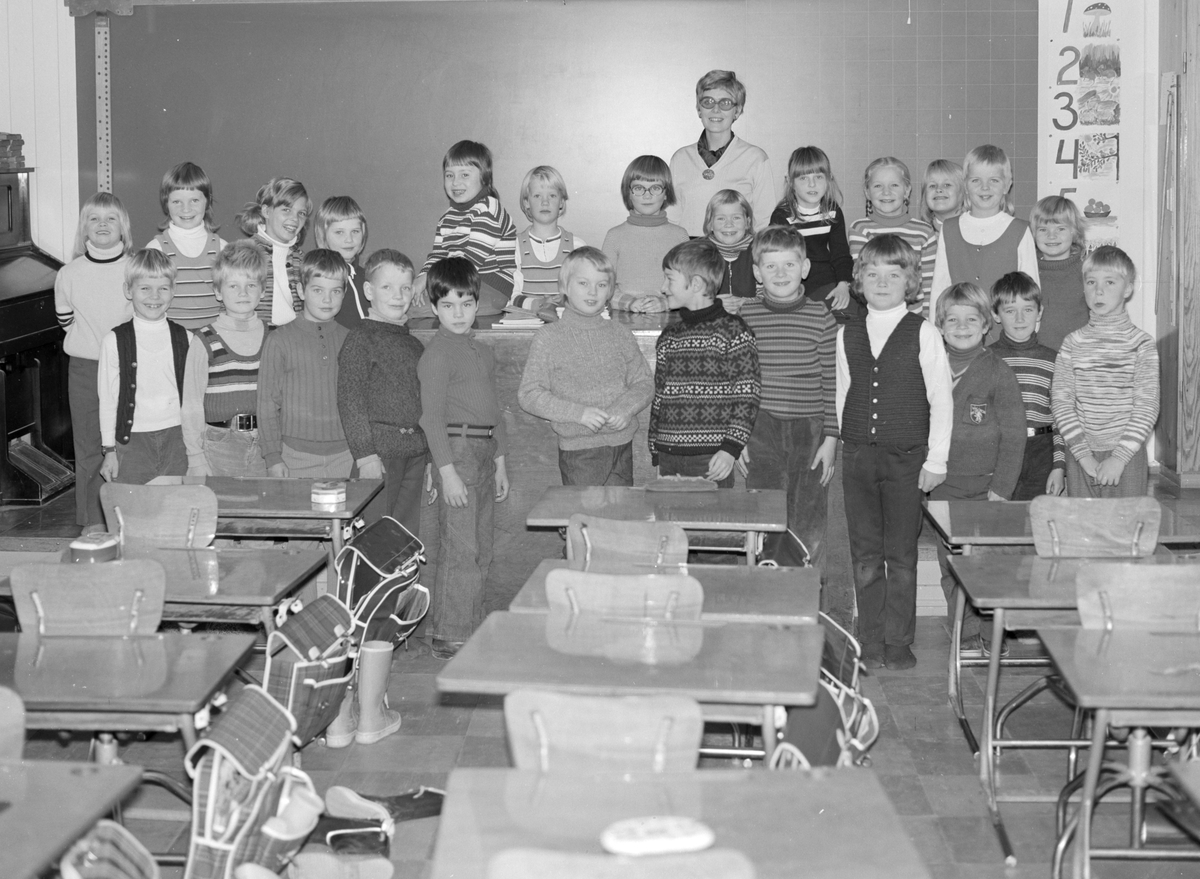 Mørkved skole, 1klasse A, elever, lærer, stor gruppe, inne, tavle ...