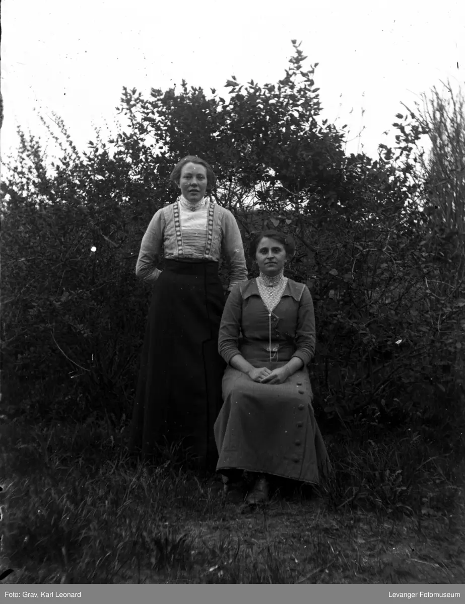 Gruppe, kvinner i hage - Levanger Fotomuseum / DigitaltMuseum