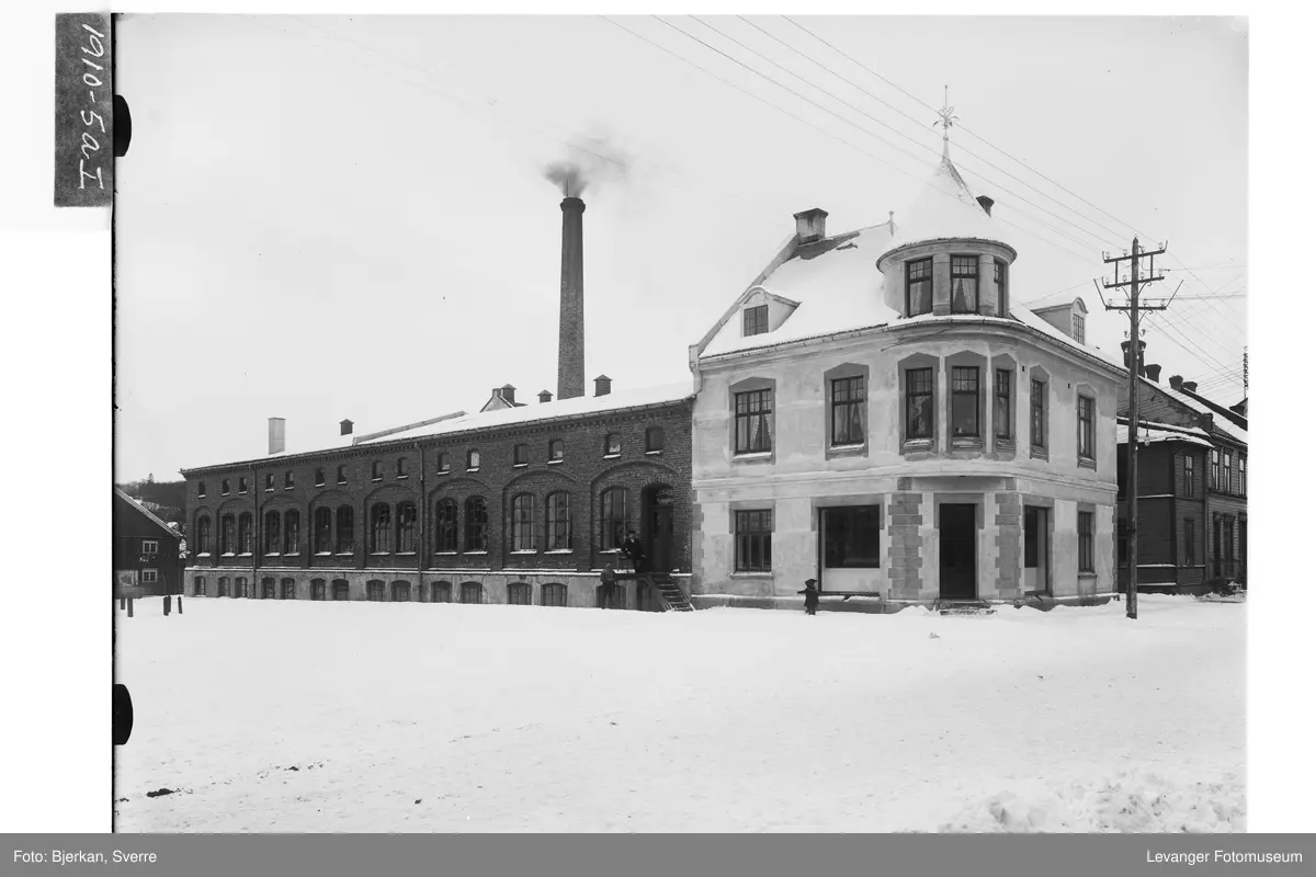 Ullvarefabrikken på Levanger en vinterdag. - Levanger Fotomuseum ...