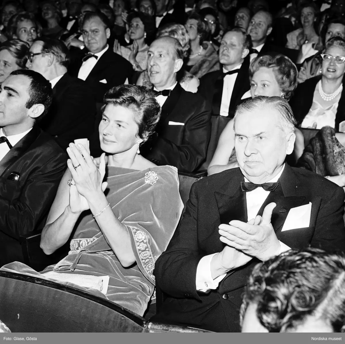 Ingrid Bergman i draperad överdel och kjol i sammet med brosch och ...