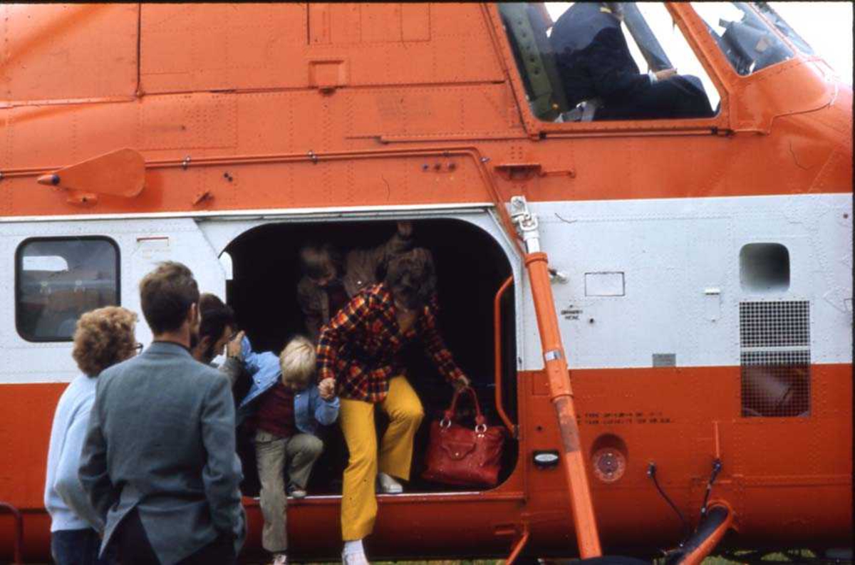 Lufthavn/flyplass. Værøy. Et helikopter, HB-XDT, S-58T fra Helilift AS ...