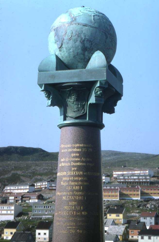 Landskap. Hammerfest. Meridianstøtten står på Fuglenes like ved den ...