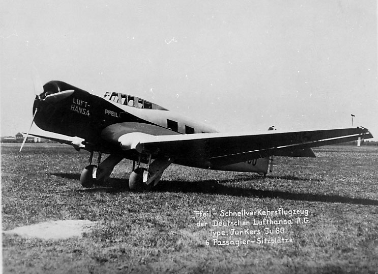 1 fly på bakken, Junkers JU 60 "Pfeil" fra Lufthansa. Skrått forfra ...