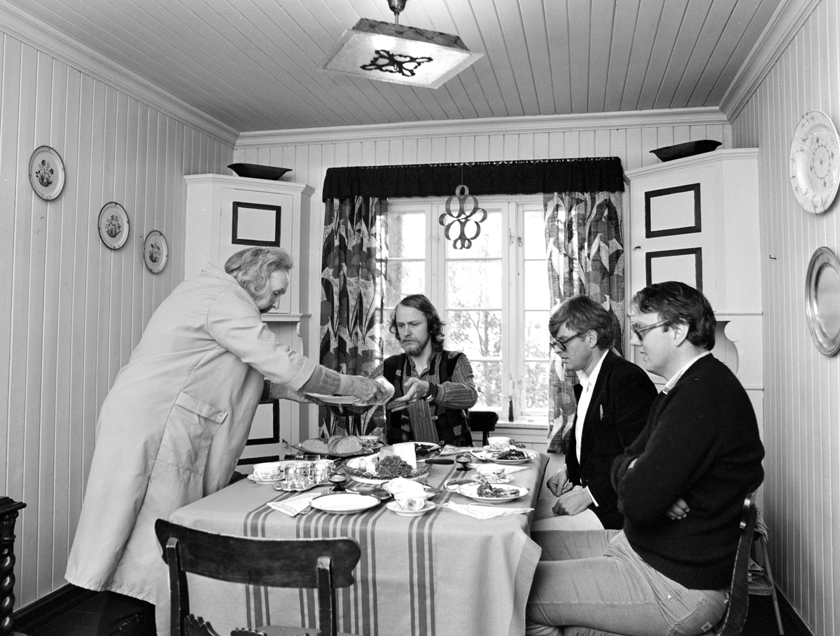 Aslaug Lier, lågåsildfiske, serverer sild til fotograf Jan Haug ...