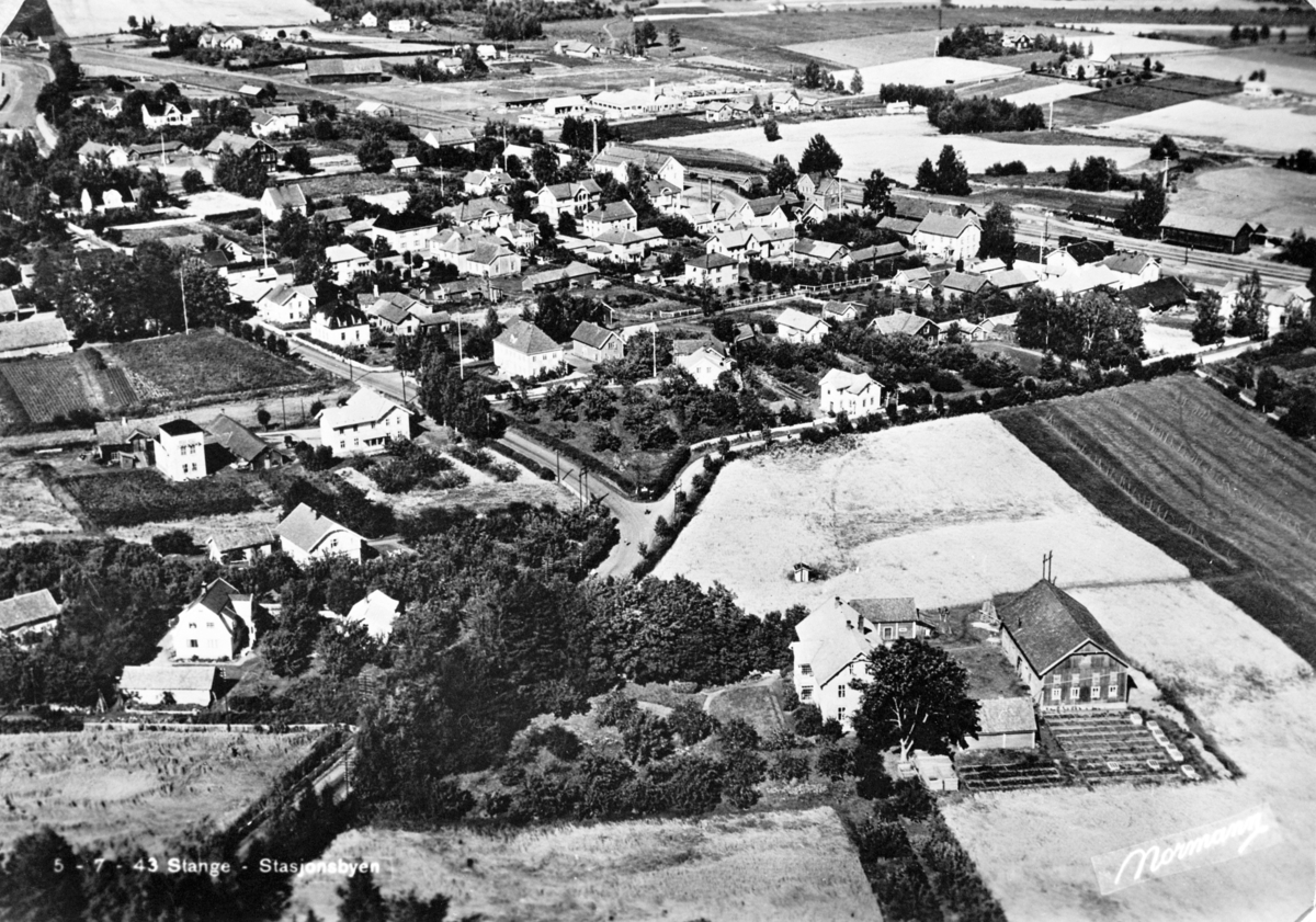 Postkort, Flyfoto av Stange sentrum, Stangebyen. Stasjonsbyen. 5-7-43 ...