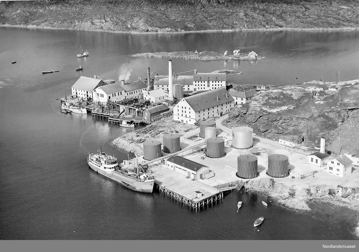 Flyfoto, Bodø. Tankanlegg på Burøya, SHELL. Kaianlegg med en litt ...