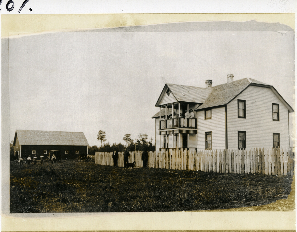 Farmhus og låve i Decorah, USA. Dette er farmen til Torstein Rogne ...