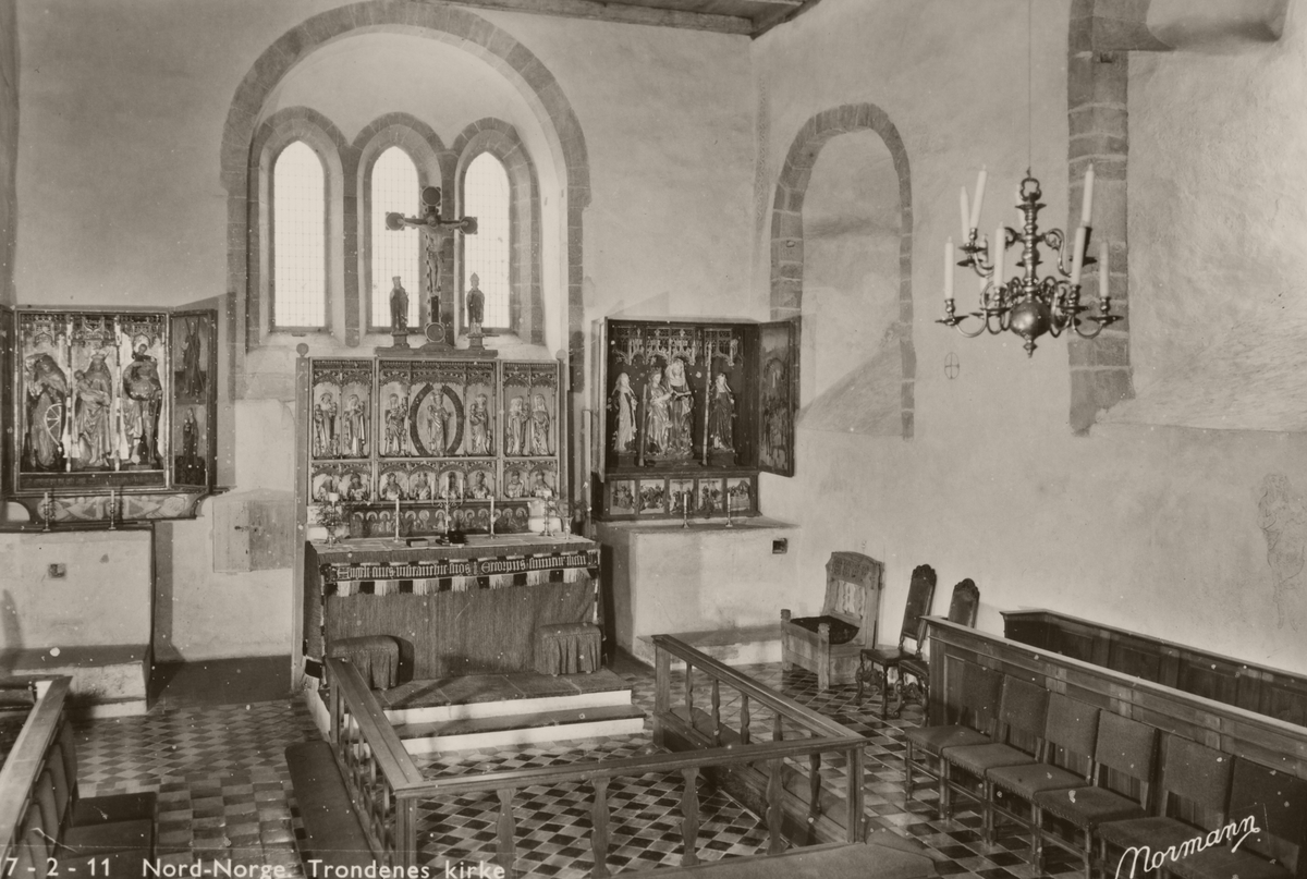 Koret i Trondeneskirka, med alterring og alterskap. - Sør-Troms Museum ...