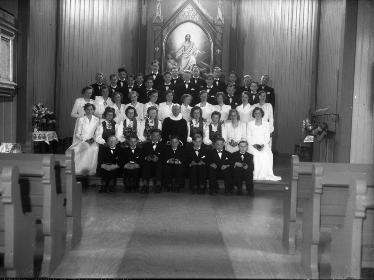 Konfirmamtar 1952. 1 rekkje frå v. Leif Smøttebråten, Ola Sagabråten ...